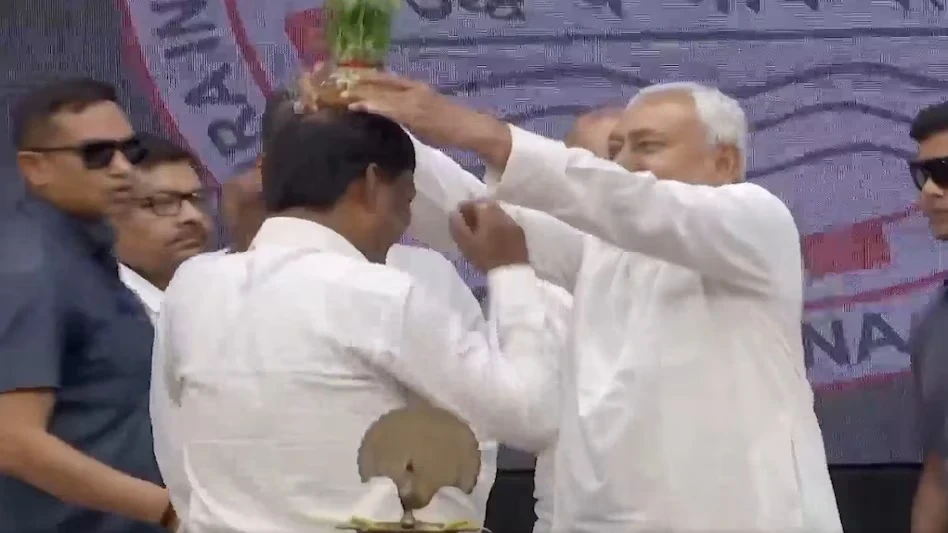 Nitish Kumar: नीतीश कुमार ने IAS अधिकारी के सिर पर रख दिया गमला, तेजी ...
