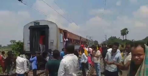 New Delhi bound train splits, coaches detach, authorities on spot